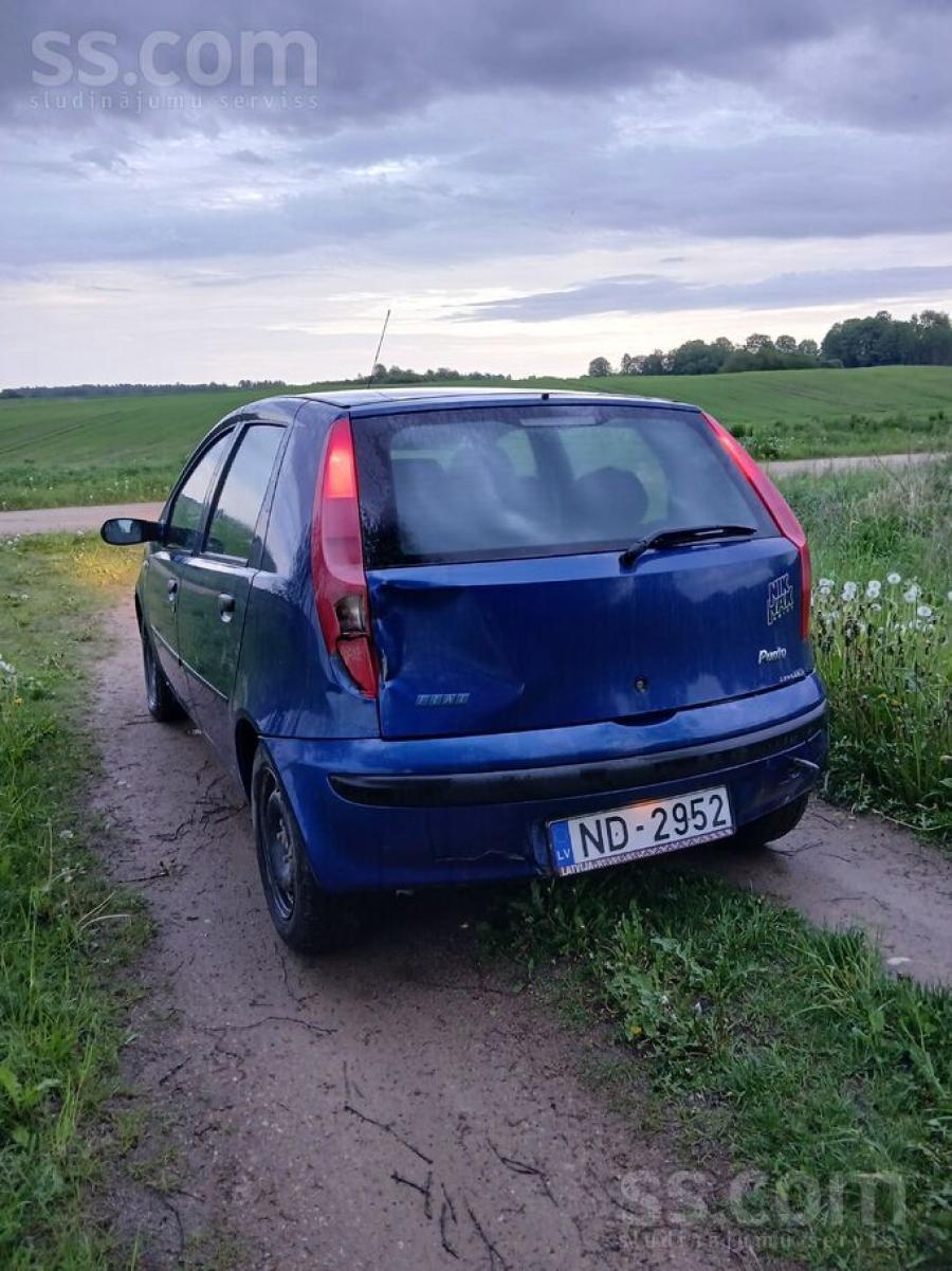 Zils Fiat Punto 2001 Rēzekne, ar dzinēja tilpumu 1.40 L un nobraukumu 135 tūkst. km par 350 €, foto 3 vietnē AUTOMOTO.COM.LV