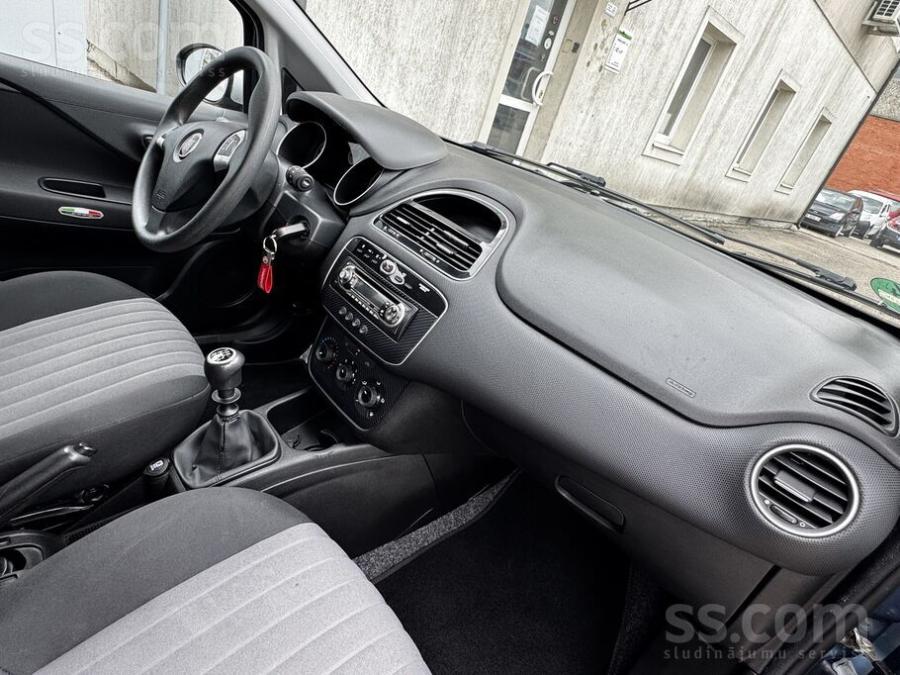 Zils Fiat Punto 2018 Daugavpils, ar dzinēja tilpumu 1.40 L un nobraukumu 0 tūkst. km par 5300 €, foto 17 vietnē AUTOMOTO.COM.LV