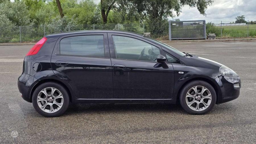 Black Fiat punto-evo 2018 in Marijampole, with an engine capacity of 1.25 L and mileage of 165 thousand km for 3650 €, photo 8 on AUTOMOTO.COM.LV
