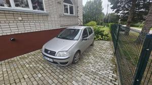 Pelēks Fiat Punto 2004 Kauņa, ar dzinēja tilpumu 1.24 L un nobraukumu 138 tūkst. km par 450 €, foto  vietnē AUTOMOTO.COM.LV