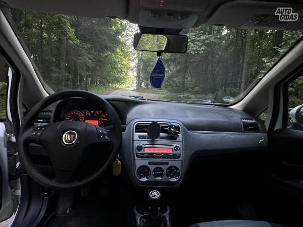 Fiat Punto 2009 in Ukmerge, with an engine capacity of 1.40 L and mileage of 191 thousand km for 1350 €, photo 10 on AUTOMOTO.COM.LV