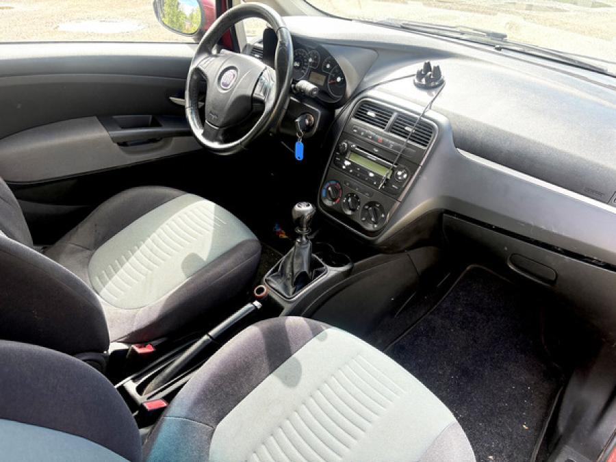 Red Fiat Punto 2007 in Tallinn, with an engine capacity of 1.40 L and mileage of 250 thousand km for 1199 €, photo 9 on AUTOMOTO.COM.LV