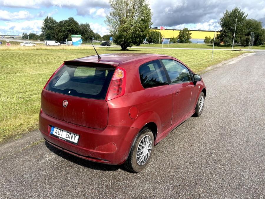 Red Fiat Punto 2007 in Tallinn, with an engine capacity of 1.40 L and mileage of 250 thousand km for 1199 €, photo 18 on AUTOMOTO.COM.LV