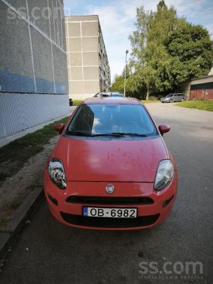 Sarkans Fiat Punto 2012 Rīga, ar dzinēja tilpumu 1.30 L un nobraukumu 220 tūkst. km par 1600 €, foto  vietnē AUTOMOTO.COM.LV