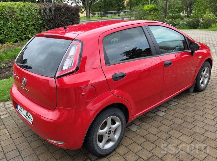 Red Fiat Punto 2012 in Riga, with an engine capacity of 1.30 L and mileage of 202 thousand km for 2450 €, photo 4 on AUTOMOTO.COM.LV