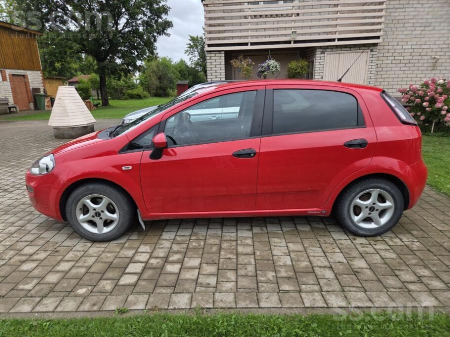 Red Fiat Punto 2012 in Riga, with an engine capacity of 1.30 L and mileage of 202 thousand km for 2450 €, photo 7 on AUTOMOTO.COM.LV