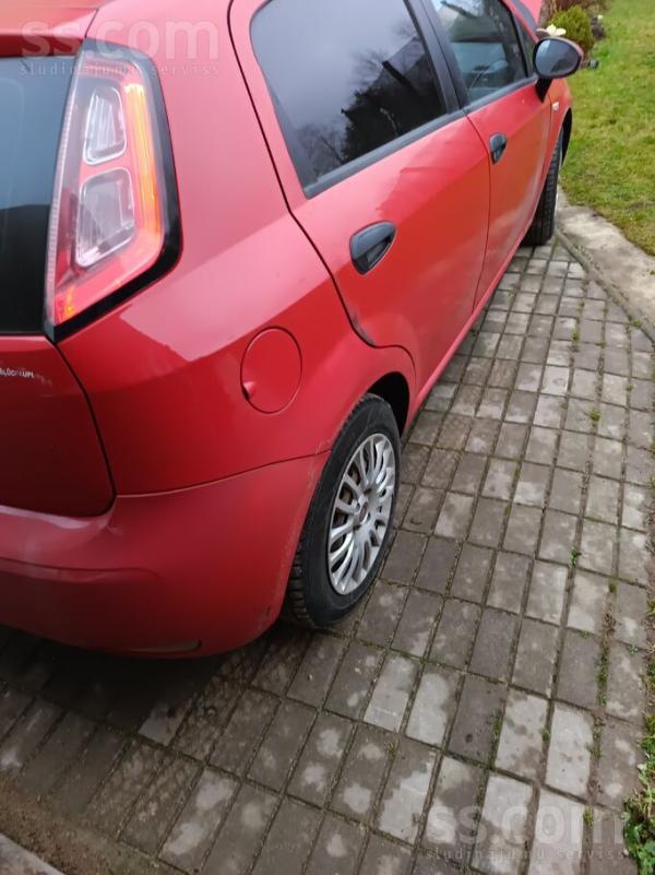 Sarkans Fiat Punto 2013 Valmiera, ar dzinēja tilpumu 1.30 L un nobraukumu 226 tūkst. km par 1700 €, foto 2 vietnē AUTOMOTO.COM.LV