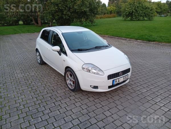 Fiat Punto 2008 Cēsis vietnē Balts Fiat Punto 2008 Cēsis, ar dzinēja tilpumu 1.30 L un nobraukumu 186 tūkst. km par 2200 €, foto 4 vietnē AUTOMOTO.COM.LV