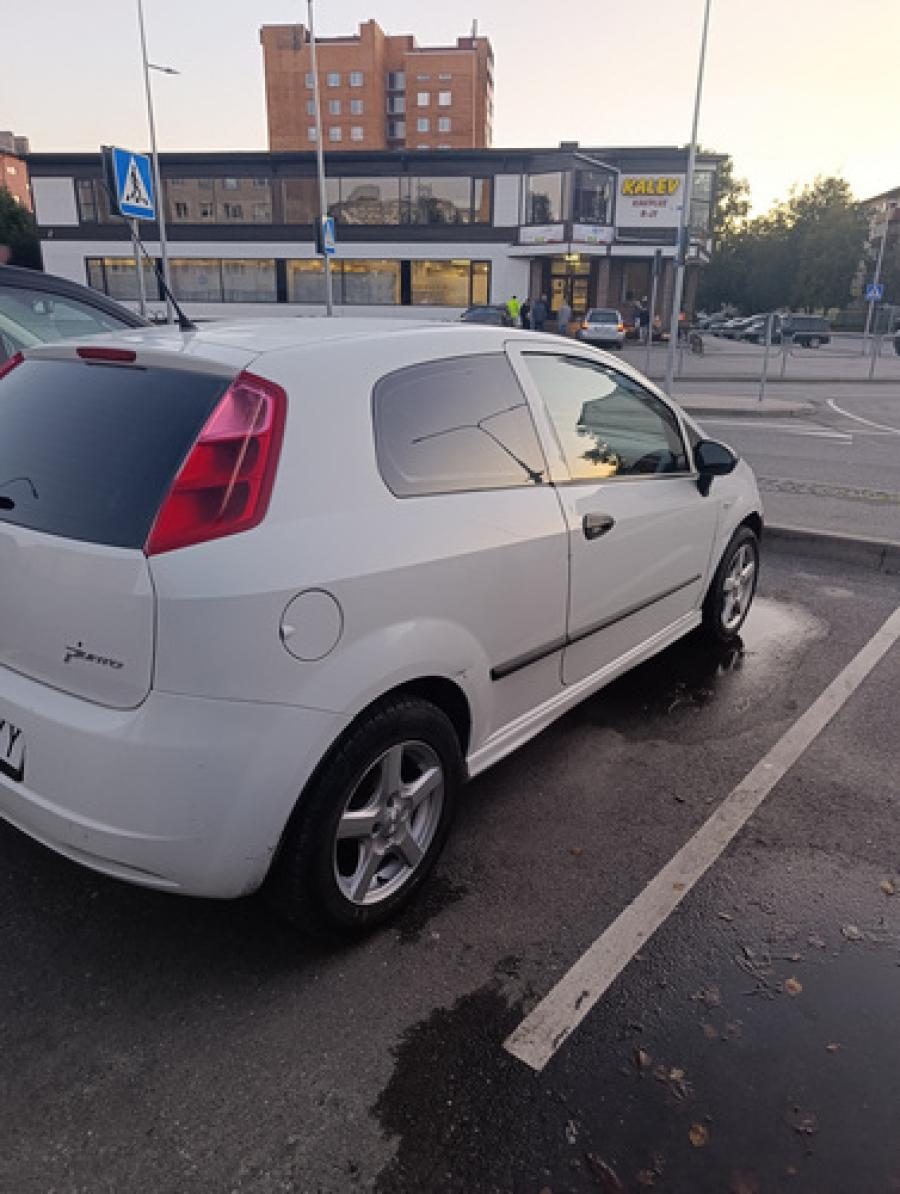 White Fiat Punto 2010 in Johvi, with an engine capacity of 0.00 L and mileage of 300 thousand km for 500 €, photo 5 on AUTOMOTO.COM.LV