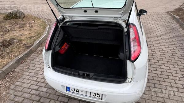 White Fiat Punto 2012 in Riga, with an engine capacity of 1.30 L and mileage of 290 thousand km for 2390 €, photo 5 on AUTOMOTO.COM.LV