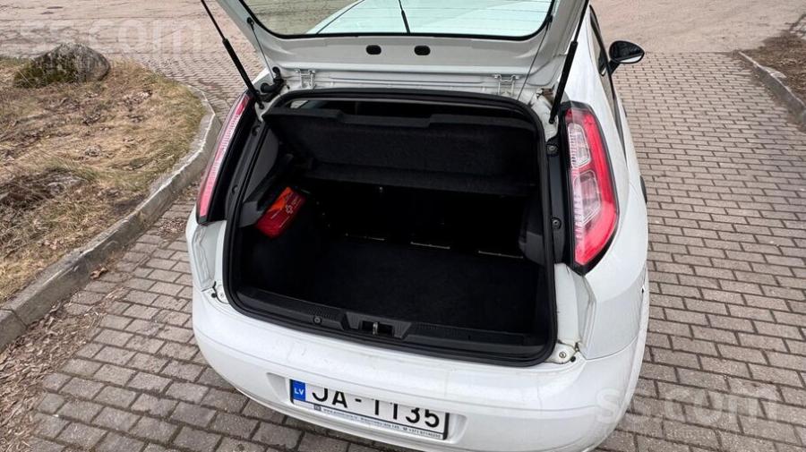 Balts Fiat Punto 2012 Rīga, ar dzinēja tilpumu 1.30 L un nobraukumu 290 tūkst. km par 2390 €, foto 6 vietnē AUTOMOTO.COM.LV