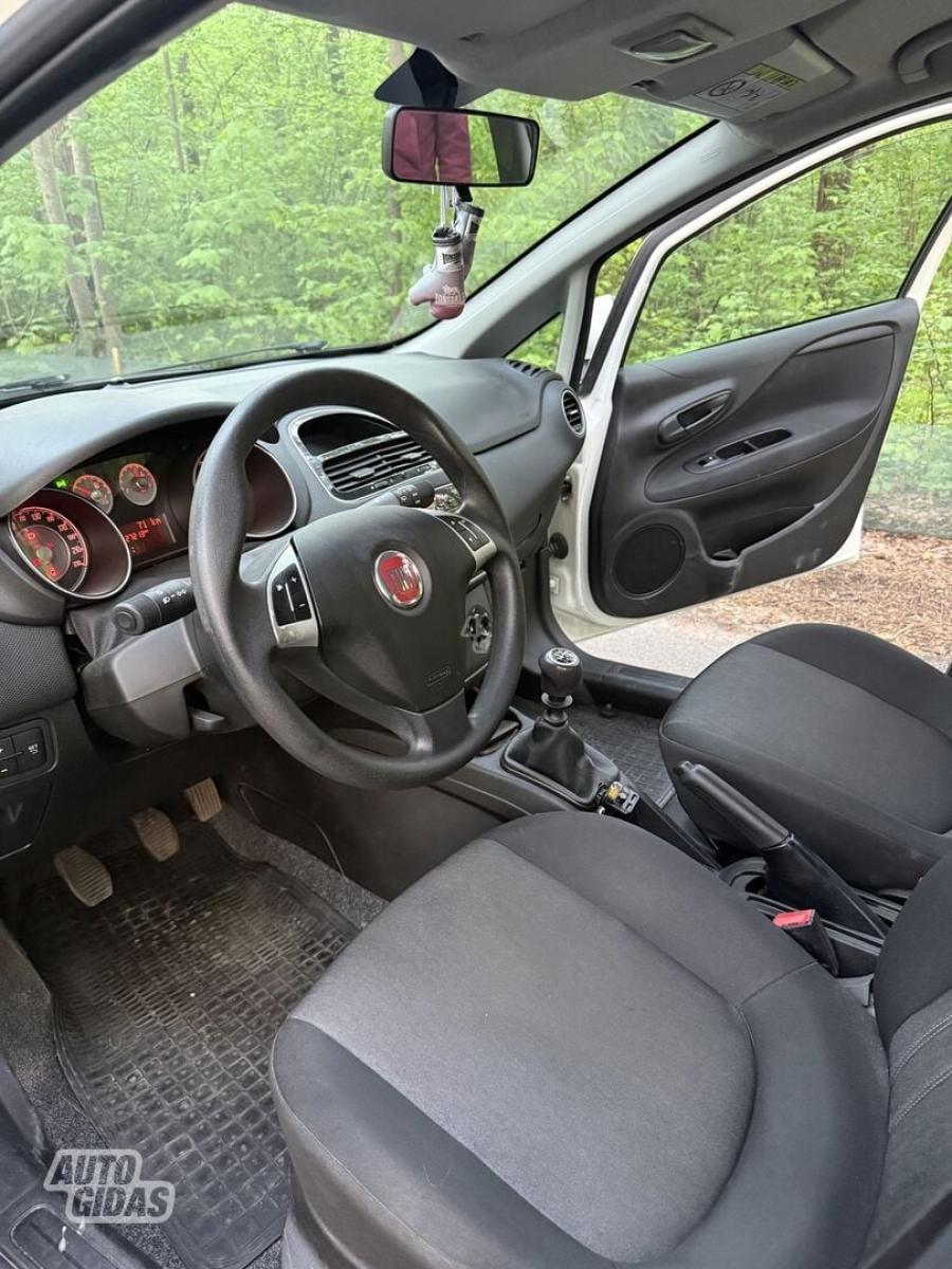 White Fiat Punto 2016 in Vilnius, with an engine capacity of 1.20 L and mileage of 127 thousand km for 4300 €, photo 11 on AUTOMOTO.COM.LV