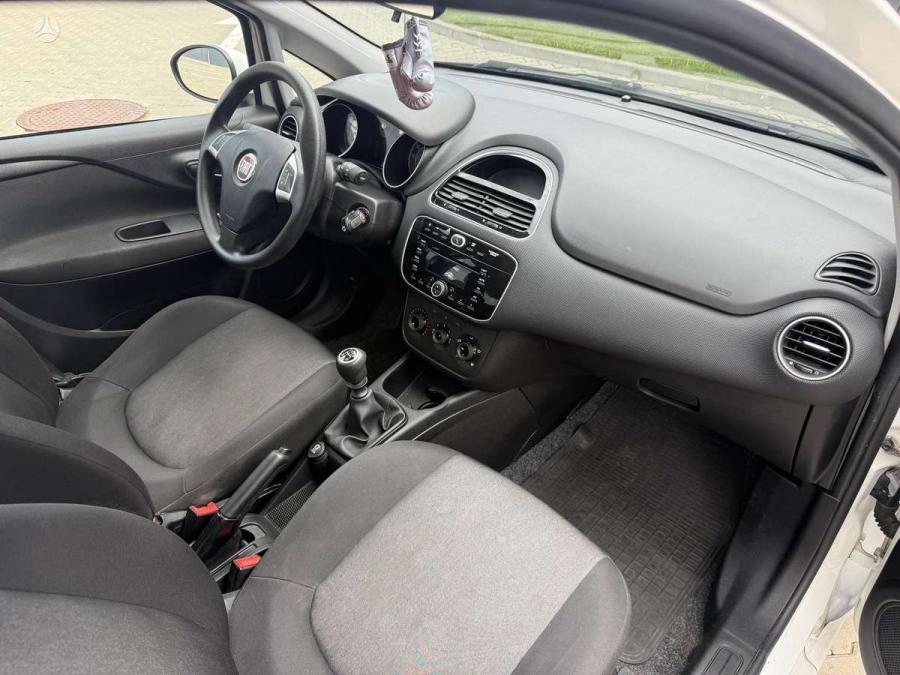 Balts Fiat Punto 2016 Viļņa, ar dzinēja tilpumu 1.24 L un nobraukumu 129 tūkst. km par 3100 €, foto 8 vietnē AUTOMOTO.COM.LV