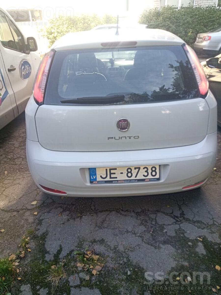 White Fiat Punto 2013 in Riga, with an engine capacity of 1.30 L and mileage of 286 thousand km for 1350 €, photo 3 on AUTOMOTO.COM.LV