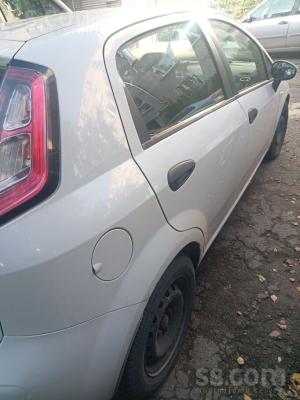 White Fiat Punto 2013 in Riga, with an engine capacity of 1.30 L and mileage of 286 thousand km for 1350 €, photo 4 on AUTOMOTO.COM.LV