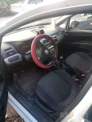 White Fiat Punto 2013 in Riga, with an engine capacity of 1.30 L and mileage of 286 thousand km for 1350 €, photo 5 on AUTOMOTO.COM.LV