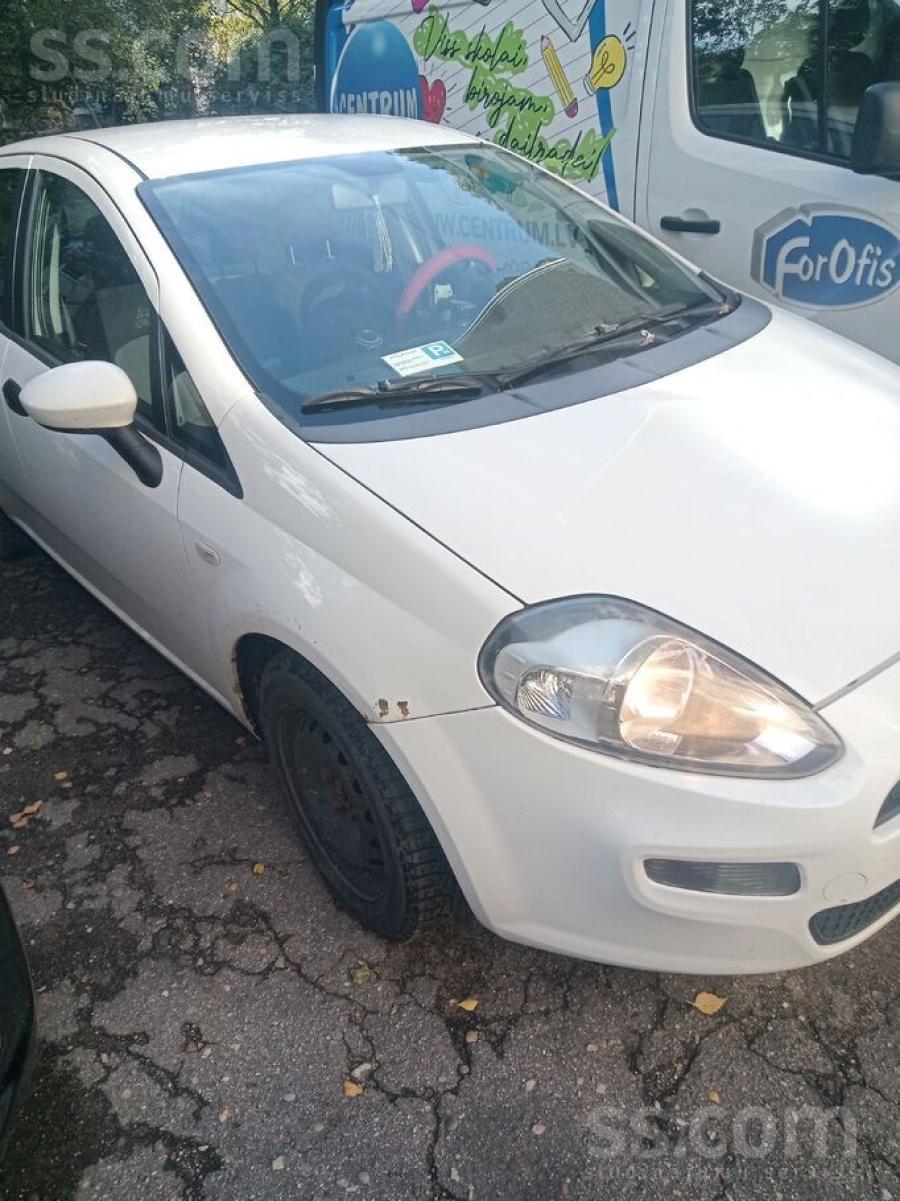 White Fiat Punto 2013 in Riga, with an engine capacity of 1.30 L and mileage of 286 thousand km for 1350 €, photo 6 on AUTOMOTO.COM.LV