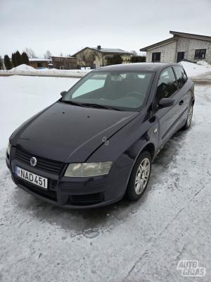 Zils Fiat Stilo 2002 Kaišiadorys, ar dzinēja tilpumu 1.90 L un nobraukumu 300 tūkst. km par 450 €, foto  vietnē AUTOMOTO.COM.LV