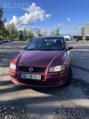 Sarkans Fiat Stilo 2005 Rīga, ar dzinēja tilpumu 1.90 L un nobraukumu 253 tūkst. km par 1000 €, foto  vietnē AUTOMOTO.COM.LV