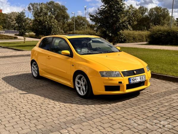 Yellow Fiat Stilo 2004 in Rezekne, with an engine capacity of 2.40 L and mileage of 165 thousand km for 4300 €, photo 8 on AUTOMOTO.COM.LV