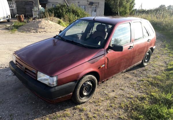 Red Fiat Tipo 1992 in Kaunas, with an engine capacity of 1.60 L and mileage of 216 thousand km for 800 €, photo 1 on AUTOMOTO.COM.LV