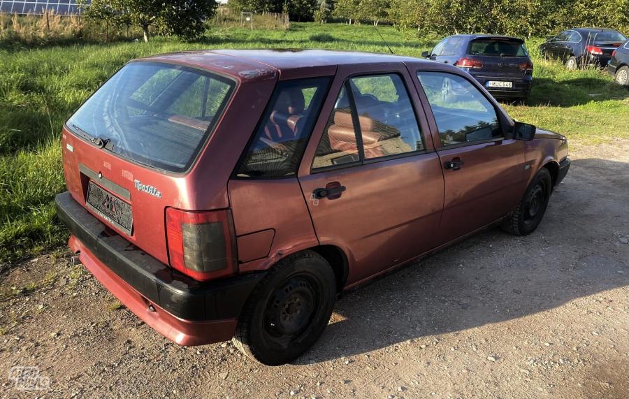 Red Fiat Tipo 1992 in Kaunas, with an engine capacity of 1.60 L and mileage of 216 thousand km for 800 €, photo 5 on AUTOMOTO.COM.LV