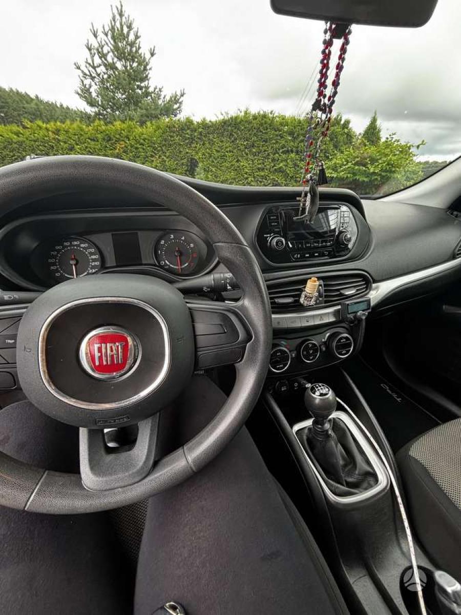 Red Fiat Tipo 2016 in Elektrenai, with an engine capacity of 1.37 L and mileage of 156 thousand km for 5400 €, photo 4 on AUTOMOTO.COM.LV