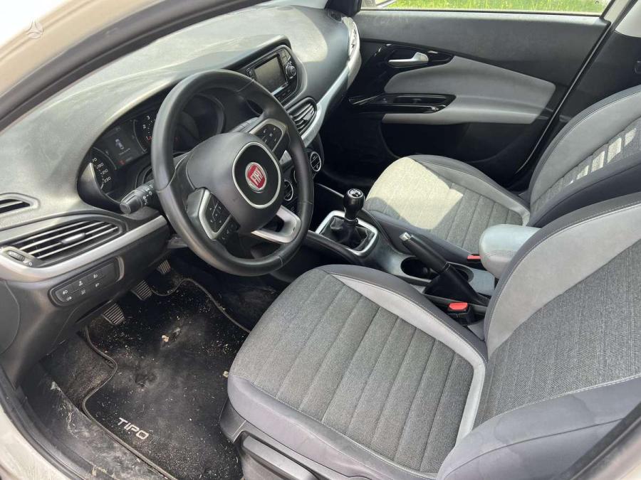 White Fiat Tipo 2016 in Taurage, with an engine capacity of 1.25 L and mileage of 189 thousand km for 4400 €, photo 10 on AUTOMOTO.COM.LV