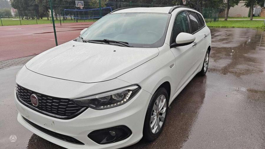 White Fiat Tipo 2017 in Jurbarkas, with an engine capacity of 1.25 L and mileage of 228 thousand km for 4200 €, photo 1 on AUTOMOTO.COM.LV