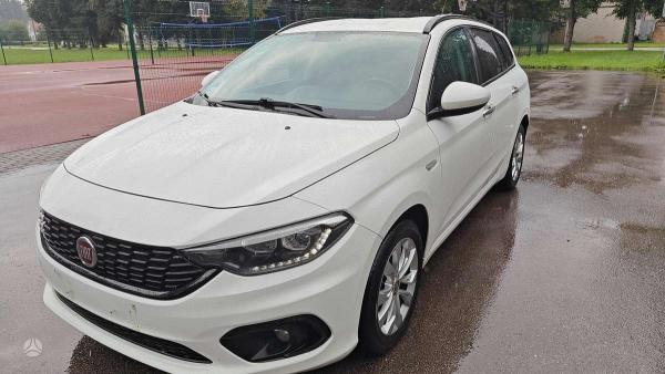 White Fiat Tipo 2017 in Jurbarkas, with an engine capacity of 1.25 L and mileage of 228 thousand km for 4200 €, photo 1 on AUTOMOTO.COM.LV