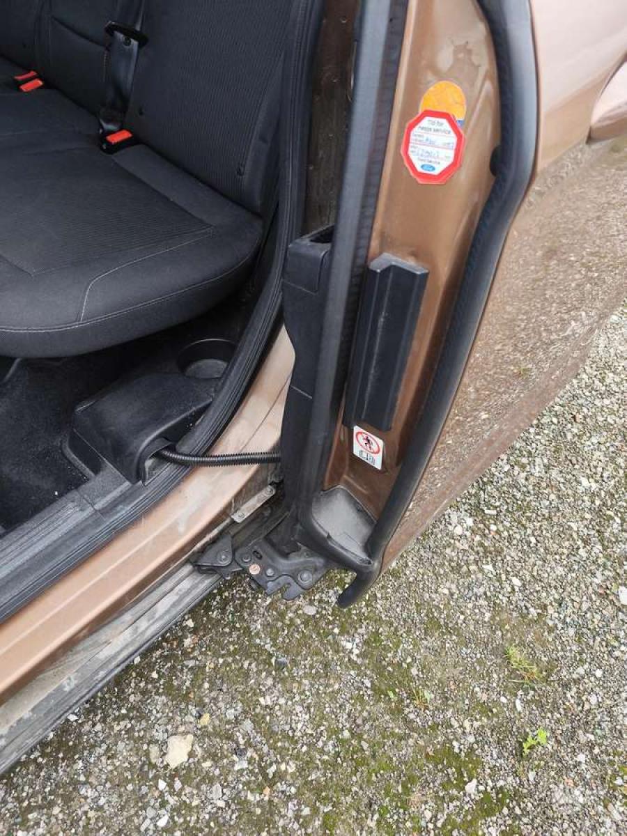 Brūns Ford B-Max 2013 Klaipėda, ar dzinēja tilpumu 1.00 L un nobraukumu 166 tūkst. km par 1500 €, foto 28 vietnē AUTOMOTO.COM.LV
