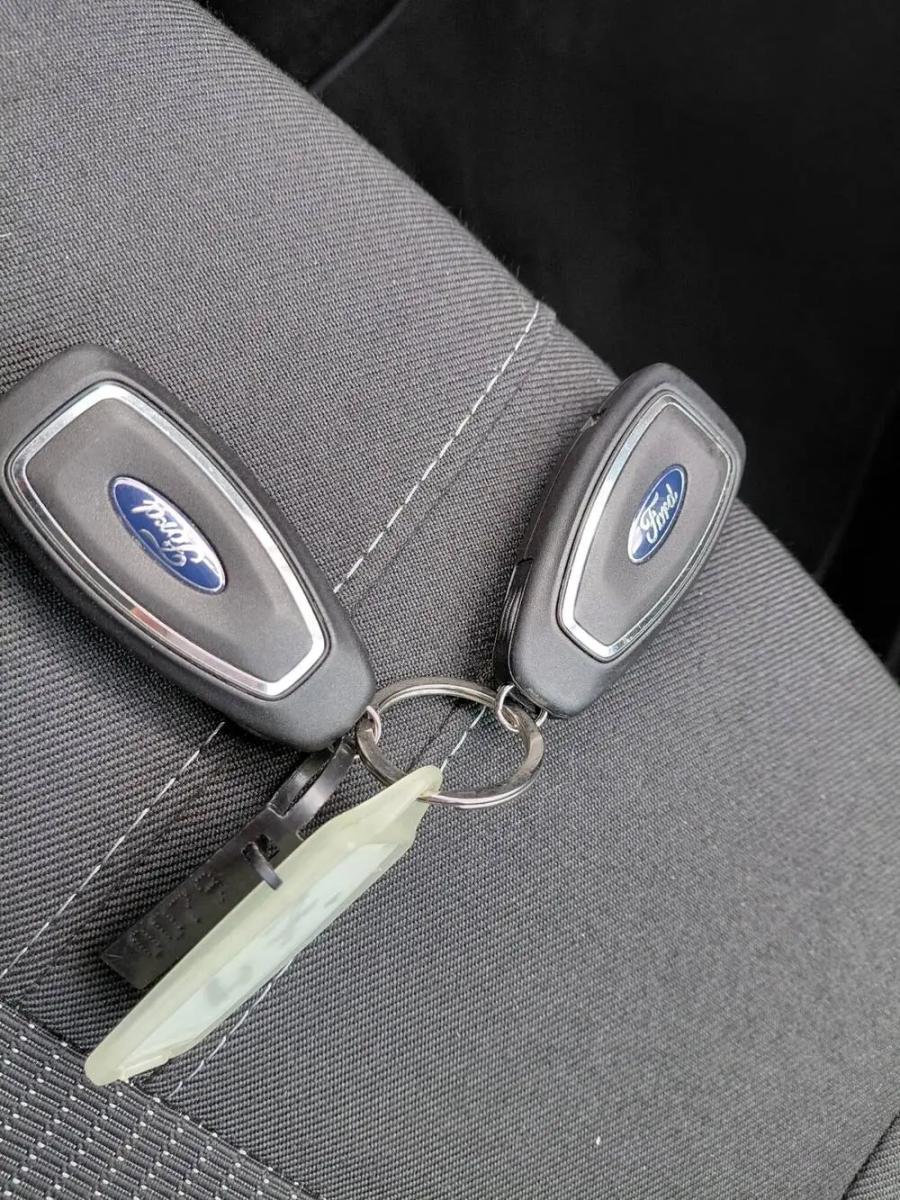 Pelēks Ford B-Max 2015 Talsi, ar dzinēja tilpumu 1.00 L un nobraukumu 155 tūkst. km par 5650 €, foto 20 vietnē AUTOMOTO.COM.LV