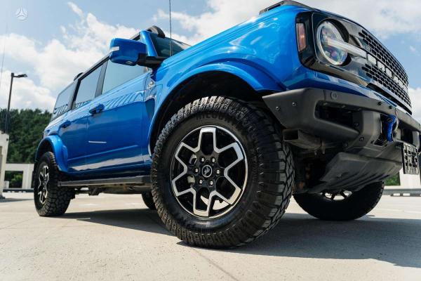 Blue Ford Bronco 2022 in Vilnius, with an engine capacity of 2.70 L and mileage of 105 thousand km for 39900 €, photo 2 on AUTOMOTO.COM.LV