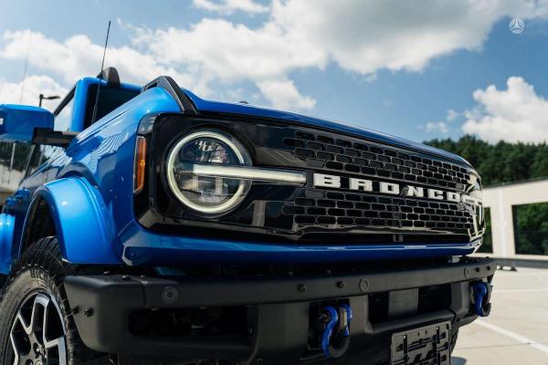 Blue Ford Bronco 2022 in Vilnius, with an engine capacity of 2.70 L and mileage of 105 thousand km for 39900 €, photo 4 on AUTOMOTO.COM.LV