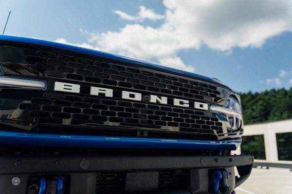 Blue Ford Bronco 2022 in Vilnius, with an engine capacity of 2.70 L and mileage of 105 thousand km for 39900 €, photo 5 on AUTOMOTO.COM.LV