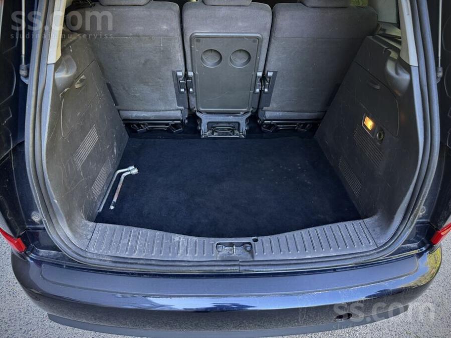 Black Ford C-Max 2005 in Riga, with an engine capacity of 1.60 L and mileage of 295 thousand km for 990 €, photo 10 on AUTOMOTO.COM.LV