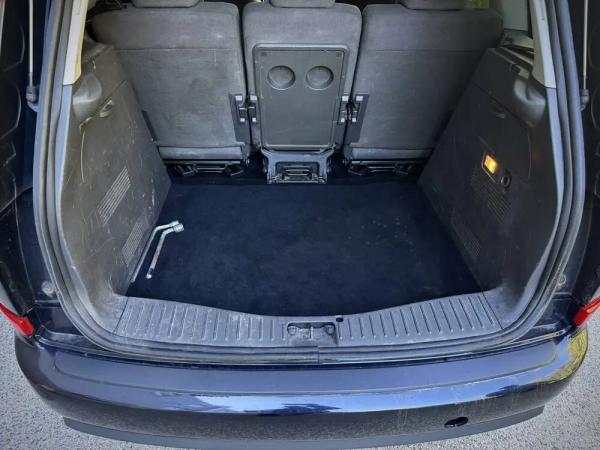 Black Ford C-Max 2005 in Riga, with an engine capacity of 1.60 L and mileage of 295 thousand km for 800 €, photo 9 on AUTOMOTO.COM.LV