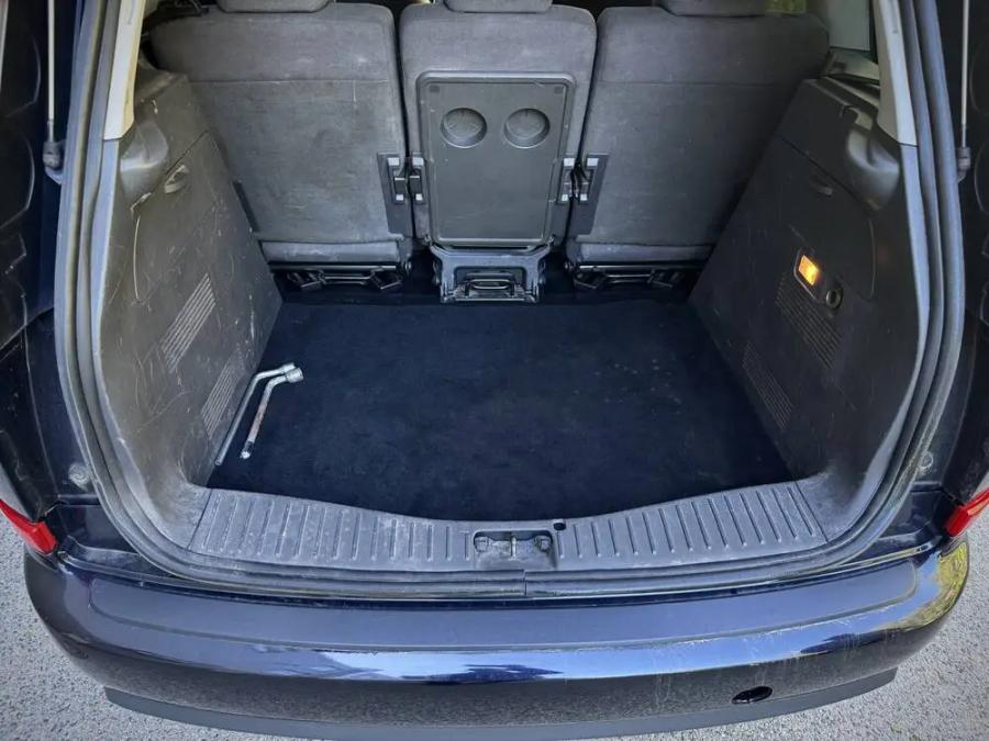 Black Ford C-Max 2005 in Riga, with an engine capacity of 1.60 L and mileage of 295 thousand km for 800 €, photo 10 on AUTOMOTO.COM.LV