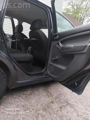 Black Ford C-Max 2010 in Kraslava, with an engine capacity of 1.60 L and mileage of 292 thousand km for 1450 €, photo 8 on AUTOMOTO.COM.LV