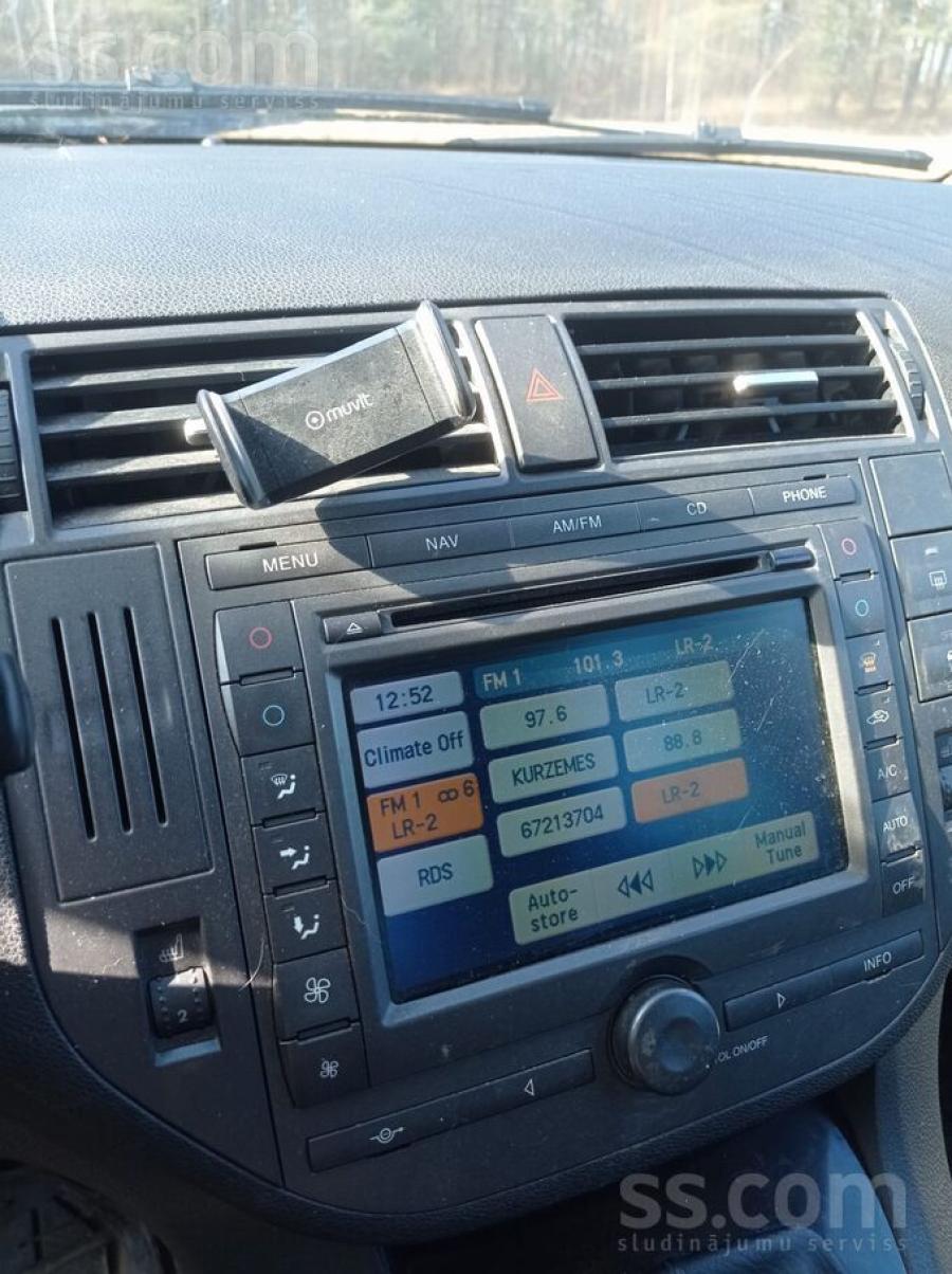 Black Ford C-Max 2004 in Talsi, with an engine capacity of 1.60 L and mileage of 390 thousand km for 900 €, photo 3 on AUTOMOTO.COM.LV