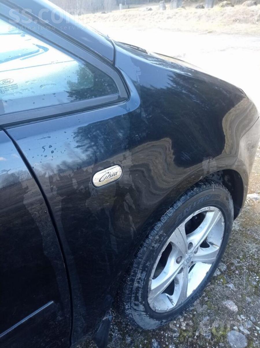 Black Ford C-Max 2004 in Talsi, with an engine capacity of 1.60 L and mileage of 390 thousand km for 900 €, photo 4 on AUTOMOTO.COM.LV
