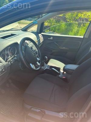 Black Ford C-Max 2009 in Talsi, with an engine capacity of 1.60 L and mileage of 412 thousand km for 1550 €, photo 3 on AUTOMOTO.COM.LV