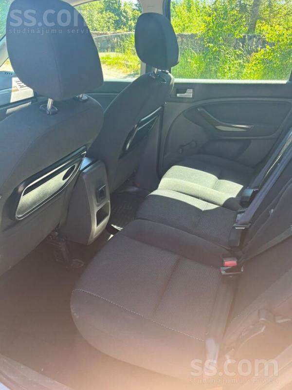 Black Ford C-Max 2009 in Talsi, with an engine capacity of 1.60 L and mileage of 412 thousand km for 1550 €, photo 7 on AUTOMOTO.COM.LV