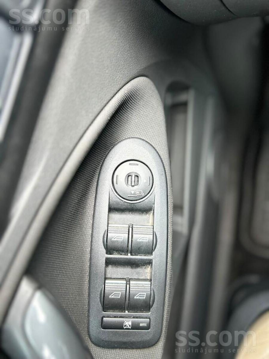 Melns Ford C-Max 2009 Jelgava, ar dzinēja tilpumu 2.00 L un nobraukumu 285 tūkst. km par 2300 €, foto 13 vietnē AUTOMOTO.COM.LV