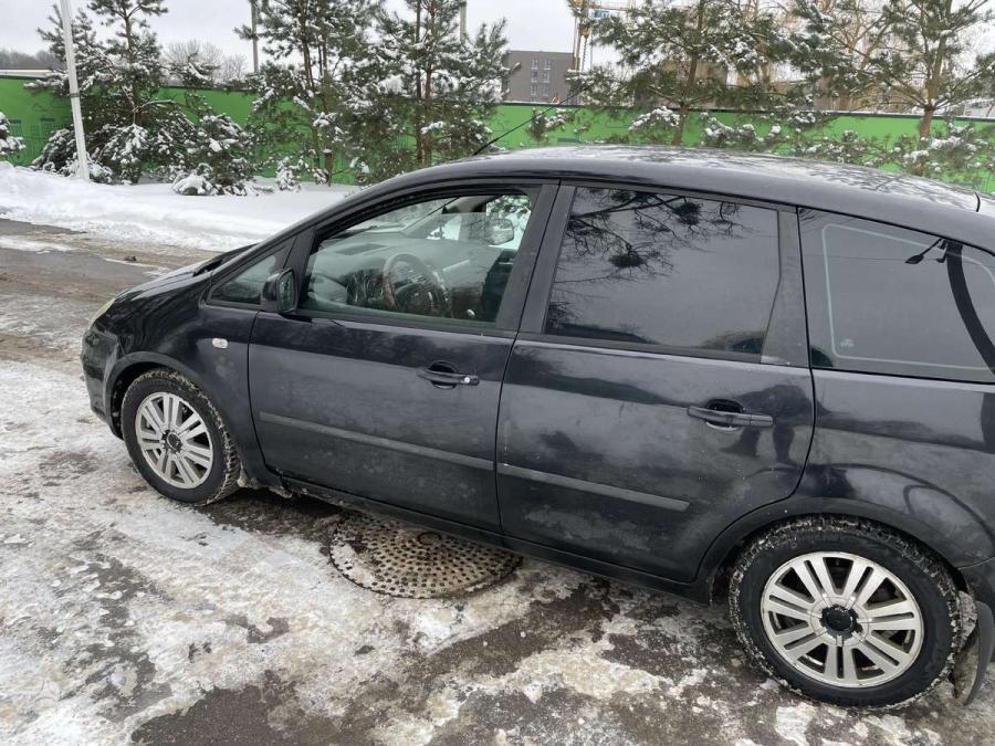Black Ford C-Max 2010 in Kaunas, with an engine capacity of 1.56 L and mileage of 400 thousand km for 1350 €, photo 5 on AUTOMOTO.COM.LV