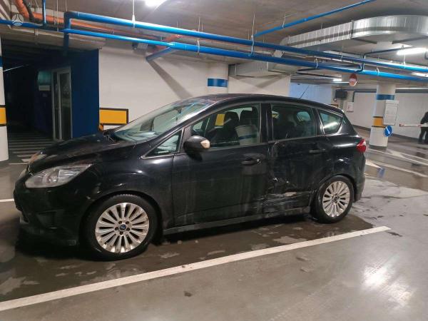 Black Ford C-Max 2011 in Vilnius, with an engine capacity of 1.56 L and mileage of 327 thousand km for 1500 €, photo 1 on AUTOMOTO.COM.LV