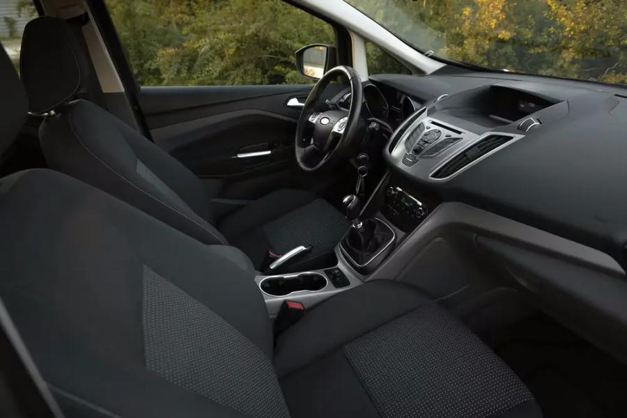 Black Ford C-Max 2011 in Jelgava, with an engine capacity of 1.60 L and mileage of 218 thousand km for 5200 €, photo 9 on AUTOMOTO.COM.LV