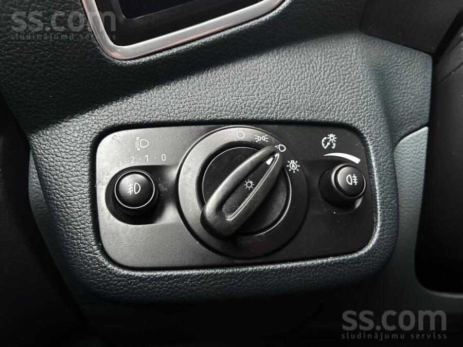 Black Ford C-Max 2013 in Riga, with an engine capacity of 1.60 L and mileage of 0 thousand km for 4799 €, photo 15 on AUTOMOTO.COM.LV