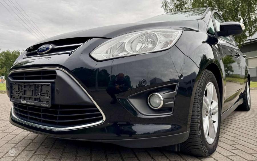 Black Ford C-Max 2013 in Kaunas, with an engine capacity of 1.00 L and mileage of 120 thousand km for 3990 €, photo 1 on AUTOMOTO.COM.LV