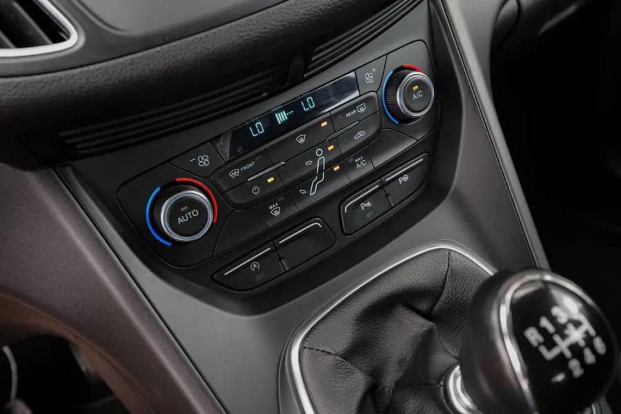 Black Ford C-Max 2019 in Jelgava, with an engine capacity of 1.00 L and mileage of 56 thousand km for 8750 €, photo 18 on AUTOMOTO.COM.LV